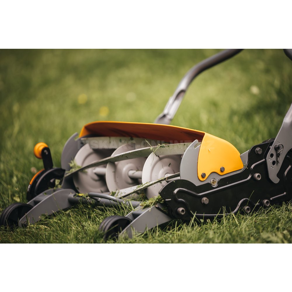 Sekačka na trávu s košem Fiskars StaySharp™ Max | Fiskars-online.cz