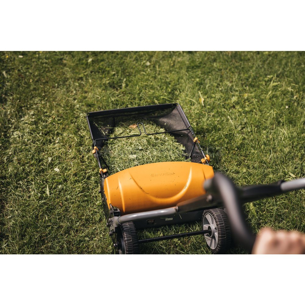 Sekačka na trávu s košem Fiskars StaySharp™ Max | Fiskars-online.cz